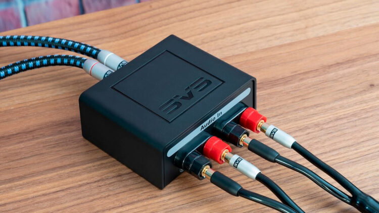 El nuevo adaptador de SVS permite conectar un subwoofer activo a ...